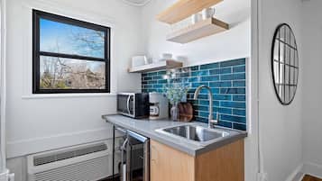Suíte luxo (Self Check-in with Virtual Front Desk) | Cozinha privada | Frigobar, micro-ondas, cafeteira/chaleira, chaleira elétrica