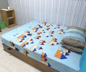 Quarto Duplo Económico | Secretária, Wi-fi grátis, roupa de cama fornecida 