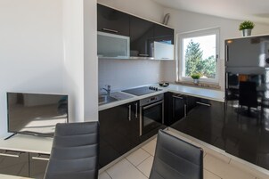 Apartamento superior, 2 quartos, terraço, vista para o mar | Cozinha privada | Geladeira, fogão, cooktop, chaleira elétrica