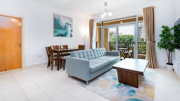 Apartamento Premier | Sala de estar | Smart TV de 60 polegadas com canais por cabo