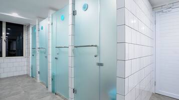 Chuveiro, chuveiro com efeito de chuva, produtos de toalete grátis