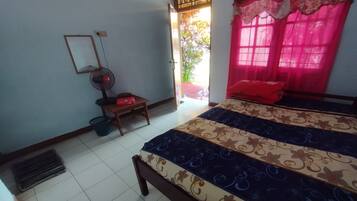 Quarto casal econômico | Escrivaninha, Wi-Fi de cortesia, roupa de cama