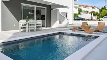 Piscina exterior, da(s) 9:00 à(s) 21:00, espreguiçadeiras