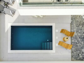 Piscina externa, funciona das 9h às 21h, espreguiçadeiras