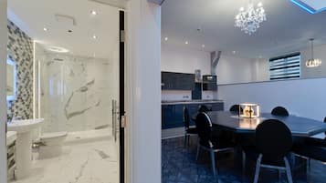 Apartamento Superior | Casa de banho | Um polibã, um chuveiro fixo, um secador de cabelo, toalhas fornecidas