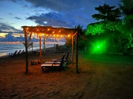 Na praia, praia de areia negra, toldos de praia gratuitos