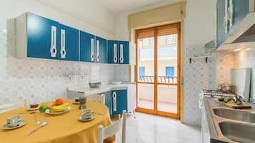 Apartamento Standard, 2 quartos, 2 casas de banho (Casa Gallipolina with sea view) | Cozinha privada | Um frigorífico, um forno, uma placa de cozinha, uma cafeteira/bule