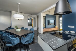 Vila superluxo, 5 quartos, piscina particular, vista para o mar | Cozinha privada | Geladeira grande, micro-ondas, fogão, cooktop