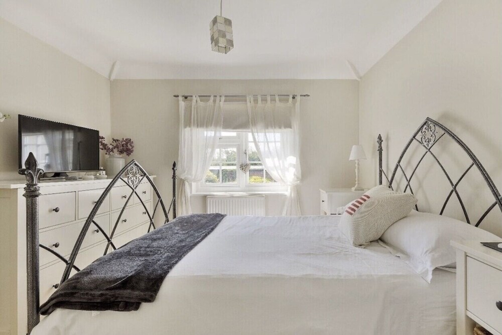 Stylish Remodelled Cottage Spacious 4 bedrooms sleeps 8, parking for 3 ...