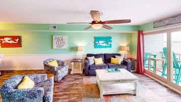 Apartamento Signature em Condomínio Fechado, 2 quartos, varanda, vista para a lagoa | Sala | Televisor de ecrã plano de 52 polegadas com canais digitais