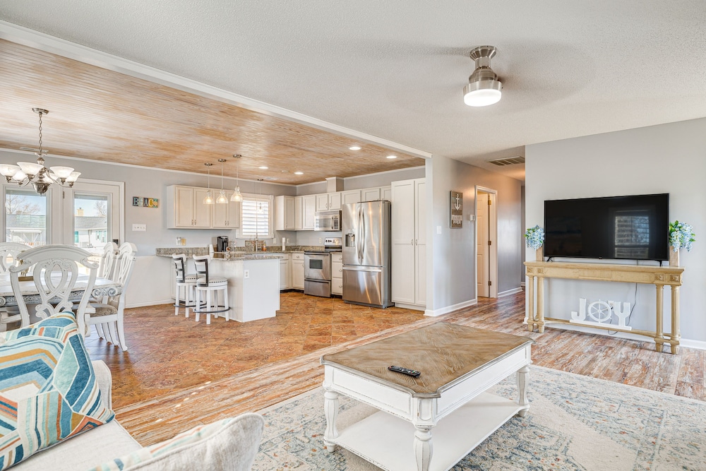 Pet-friendly Beaufort Home W/ Private Yard - Beaufort, NC