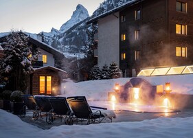 Piscina interna, piscina externa, barracas de cortesia, guarda-sóis