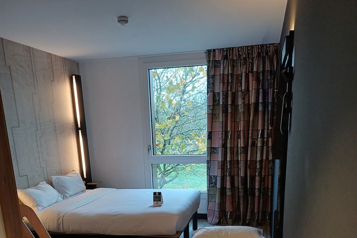 Quarto Triplo, não fumadores | Secretária, Wi-fi grátis, roupa de cama fornecida