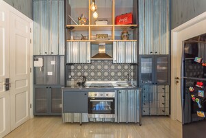 Apartamento, Vista para a cidade | Cozinha privada | Uma placa de cozinha, uma chaleira elétrica, utensílios de cozinha 