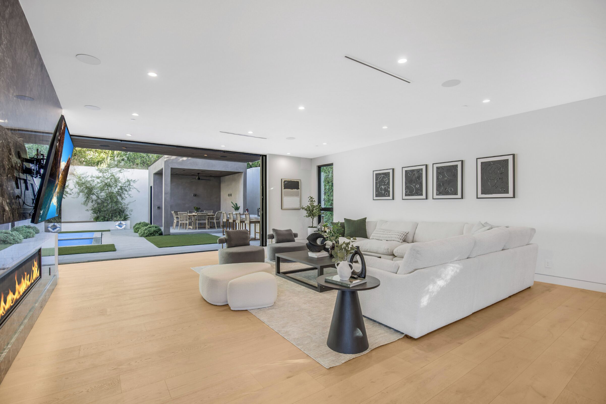Levitt Lane - Contemporary Modern Two-level Sherman Oaks Home - Los Angeles