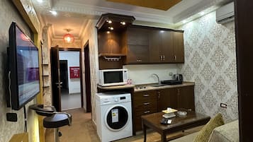 Apartamento, 1 quarto, acessível, fumadores | Sala de estar | TV de ecrã plano