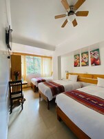 Quarto triplo standard | Cofres nos quartos, escrivaninha, Wi-Fi de cortesia