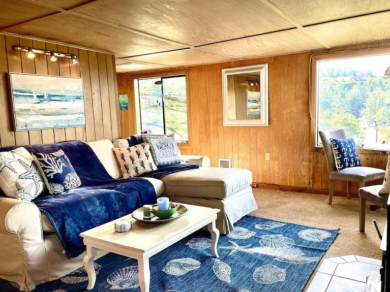 Sunset Serenade . Oceanview Home With Rustic Charm Walk To Beach - Oceanside, OR