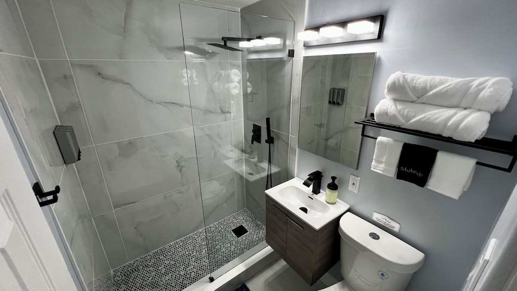 Cozy Beachside Modern Boutique Hotel Suite With Kitchen - By Oceano Suites - Ormond Beach, FL