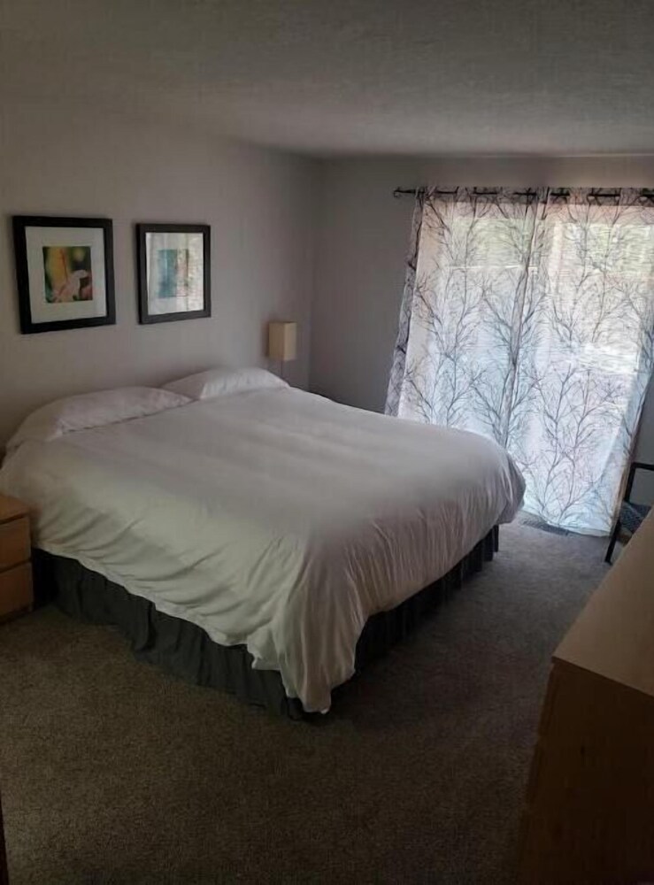 Quiet Sunriver getaway, w/ Hot Tub & Sharc passes - Sunriver | Vrbo