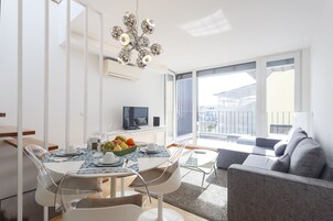 Dúplex Panorâmico, 2 quartos, terraço, vista para o rio | Sala de estar | Televisor LCD de 20 polegadas com canais por cabo 