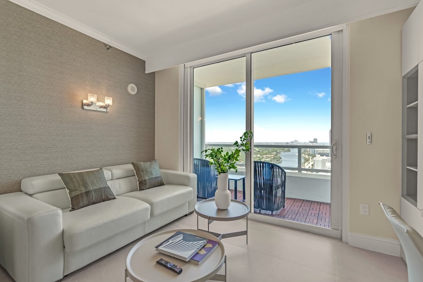 Jr Suite Presidential Design Ocean Fontainebleau - Miami, FL