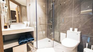 Quarto Twin, Vista para a cidade | Casa de banho | Artigos de higiene pessoal grátis, um secador de cabelo, chinelos
