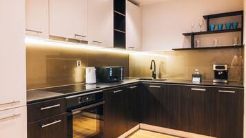Suite, Vista para a cidade | Cozinha privada | Um frigorífico/congelador grande, um micro-ondas, um forno