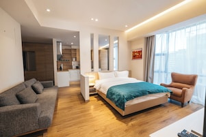 Suite Júnior, 2 camas queen-size, Vista para a cidade | Sala de estar | Televisor de ecrã plano de 52 polegadas com canais por cabo