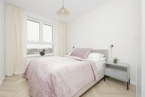 Apartamento, 1 quarto, sacada | 1 quarto, escrivaninha, espaço de trabalho para notebook, roupa de cama