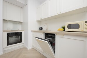 Apartamento, 1 quarto, sacada | Cozinha privada | Micro-ondas, fogão, chaleira elétrica, freezer