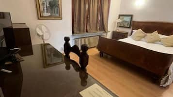Villa Básica | 5 quartos, secretária, secretária adequada para computadores portáteis