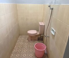 Quarto Duplo Deluxe | Casa de banho | Um polibã, toalhas fornecidas 