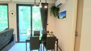 Apartamento, 2 quartos, acessível, sacada | Opções para refeição