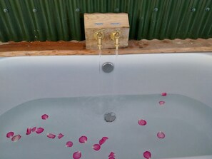 Cabine | Casa de banho | Um polibã, toalhas fornecidas, papel higiénico