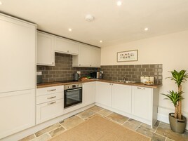 Um frigorífico, uma máquina de lavar louça, uma chaleira elétrica 