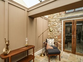 1 quarto, com decoração personalizada, com mobília individualizada 