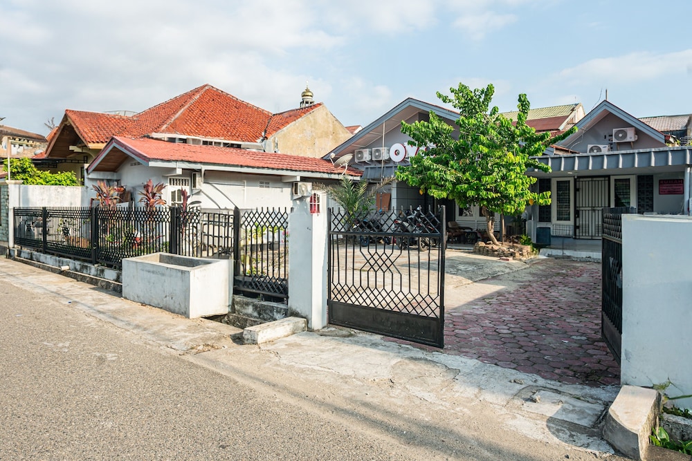 Super Oyo Gandaria Guest House Near Masjid Raya Sumatera Barat - Padang