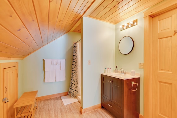 Peaceful Stark Cottage W/ Deck On South Ponds! - New Hampshire (State)