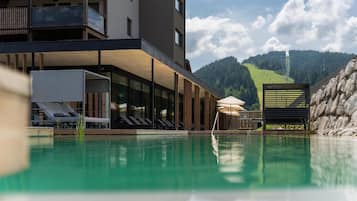 Piscina interior, piscina exterior sazonal, guarda-sóis