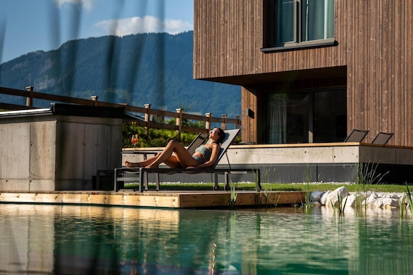 Piscina interior, piscina exterior sazonal, guarda-sóis