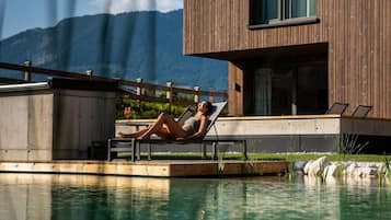 Piscina interna, piscina externa sazonal, guarda-sóis, espreguiçadeiras