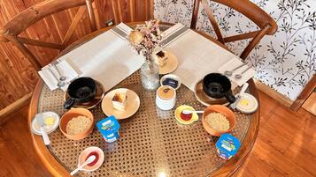 Café da manhã com pratos da culinária local grátis todos os dias