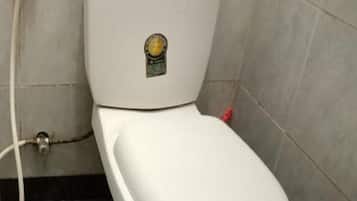 Quarto Duplo Básico | Casa de banho | Um polibã, sabão