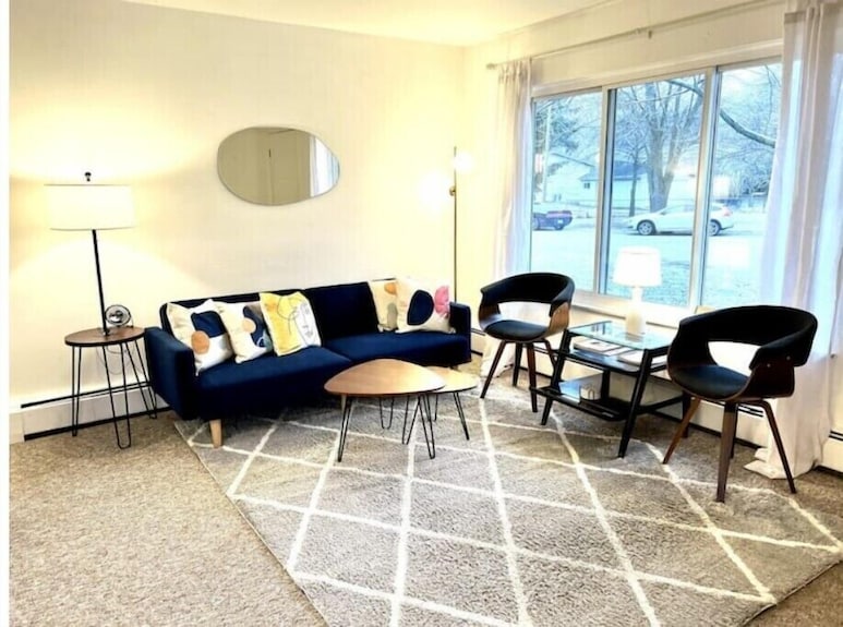 Charming Mid Century 2-bedroom With Parking 1 Mile From The Big House & Downtown - Ann Arbor, MI