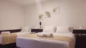 Quarto Triplo Superior | Roupa de alta qualidade, edredões de penas, cofre no quarto
