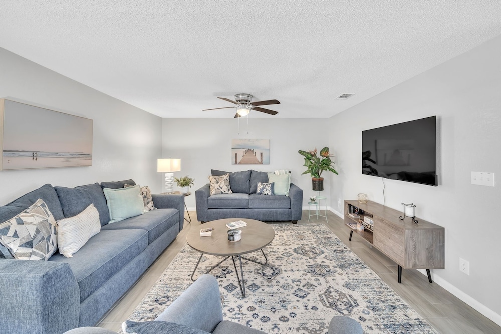 Serenity Retreat: Charming Home Near Attractions! By Redawning - Plant City, FL