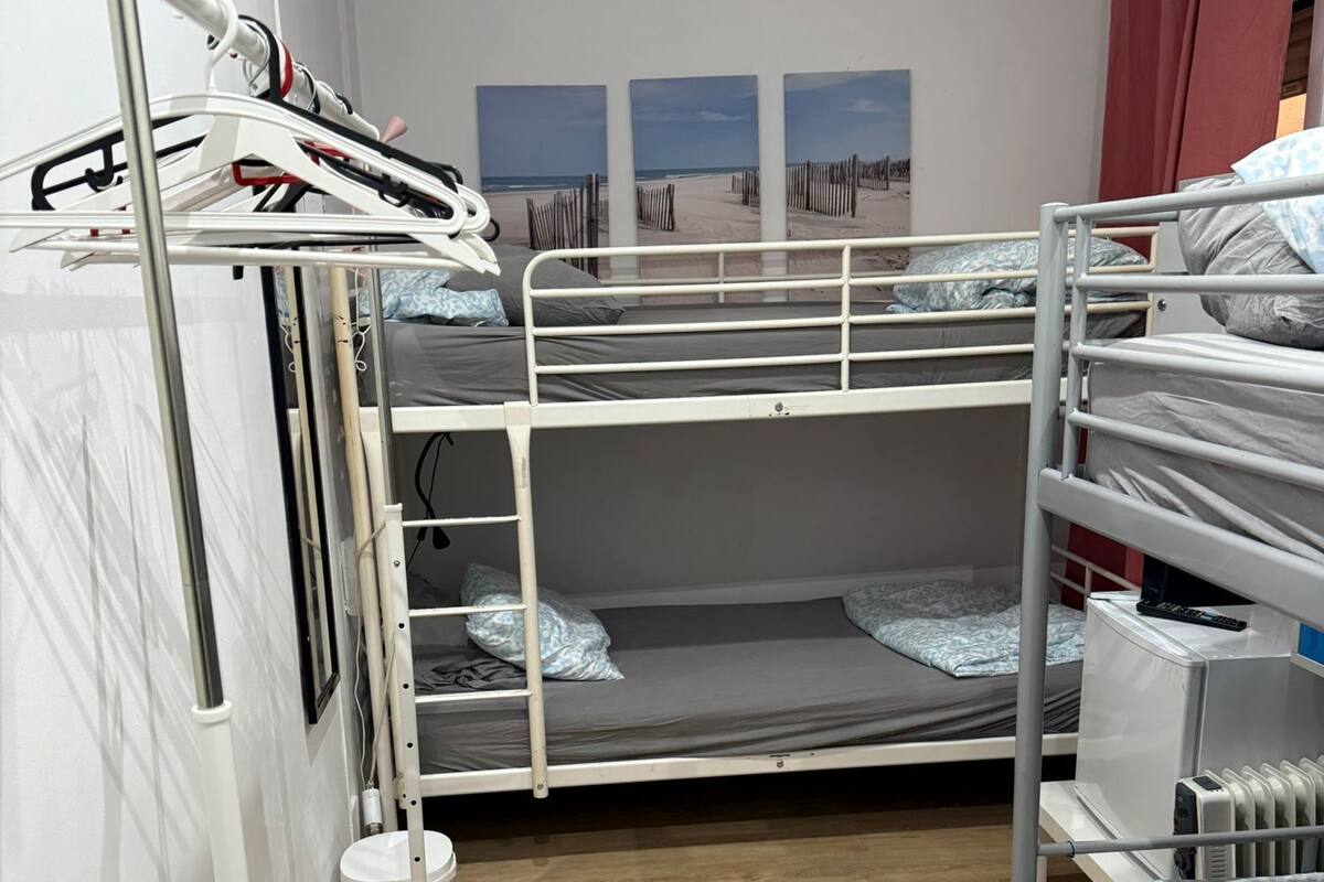 Quarto Económico, em dormitório misto | 1 quarto, cofre no quarto, cortinas/cortinados opacos