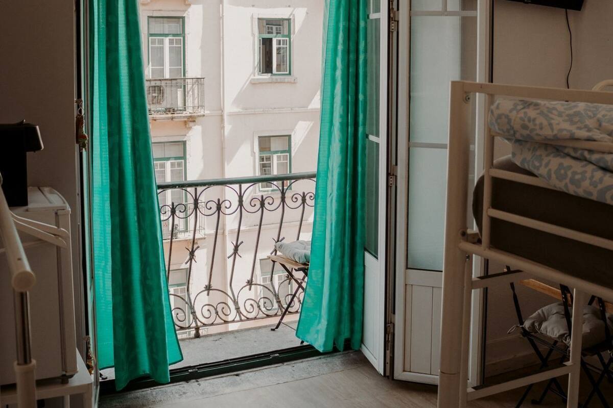 Quarto Clássico, em dormitório misto | 1 quarto, cofre no quarto, cortinas/cortinados opacos