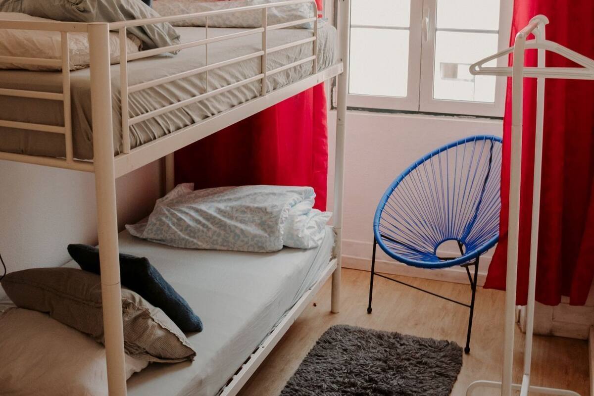 Quarto Clássico, em dormitório misto | 1 quarto, cofre no quarto, cortinas/cortinados opacos